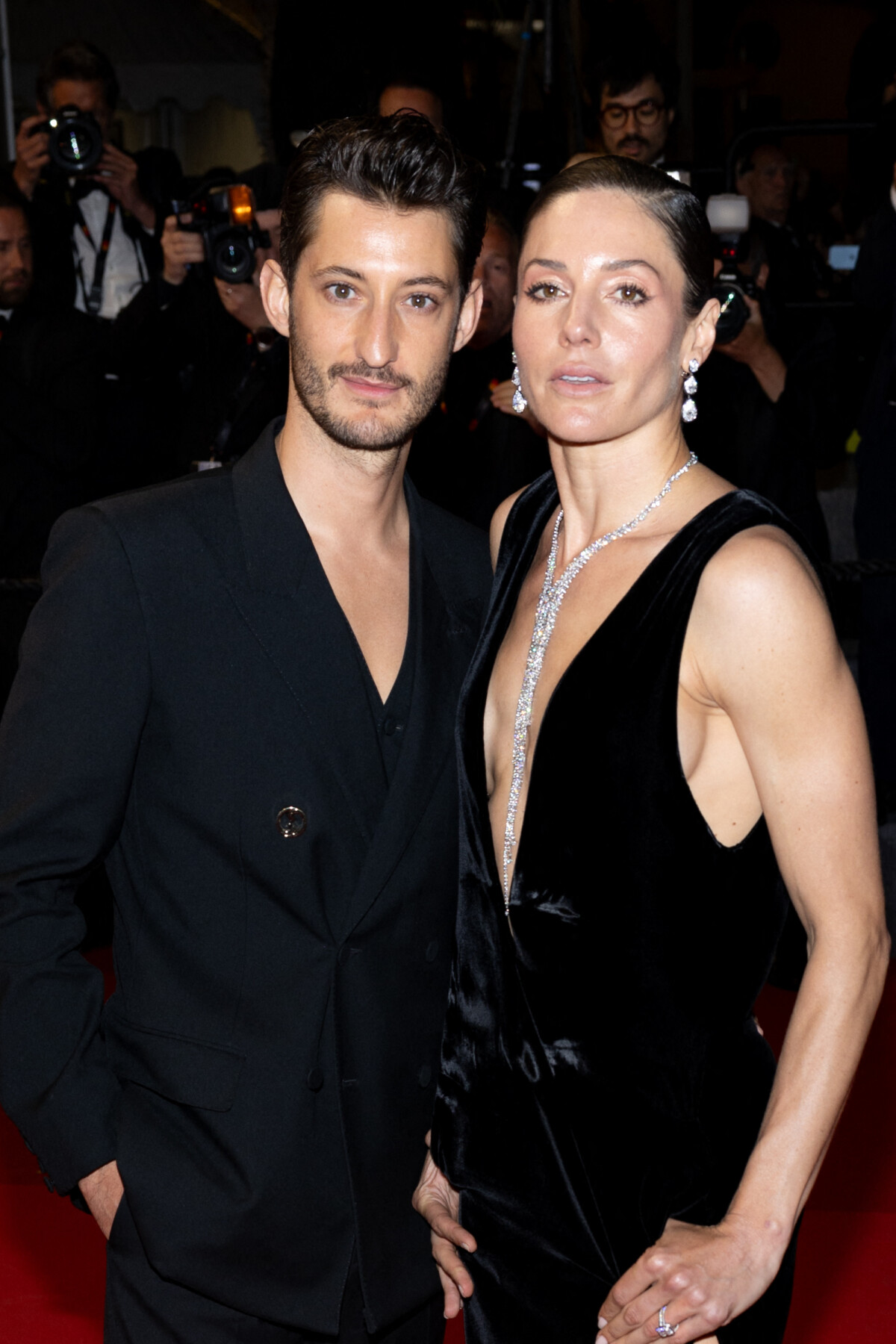 Photo : Pierre Niney et sa compagne Natasha Andrews - Descente des marches du film " Le comte de ...