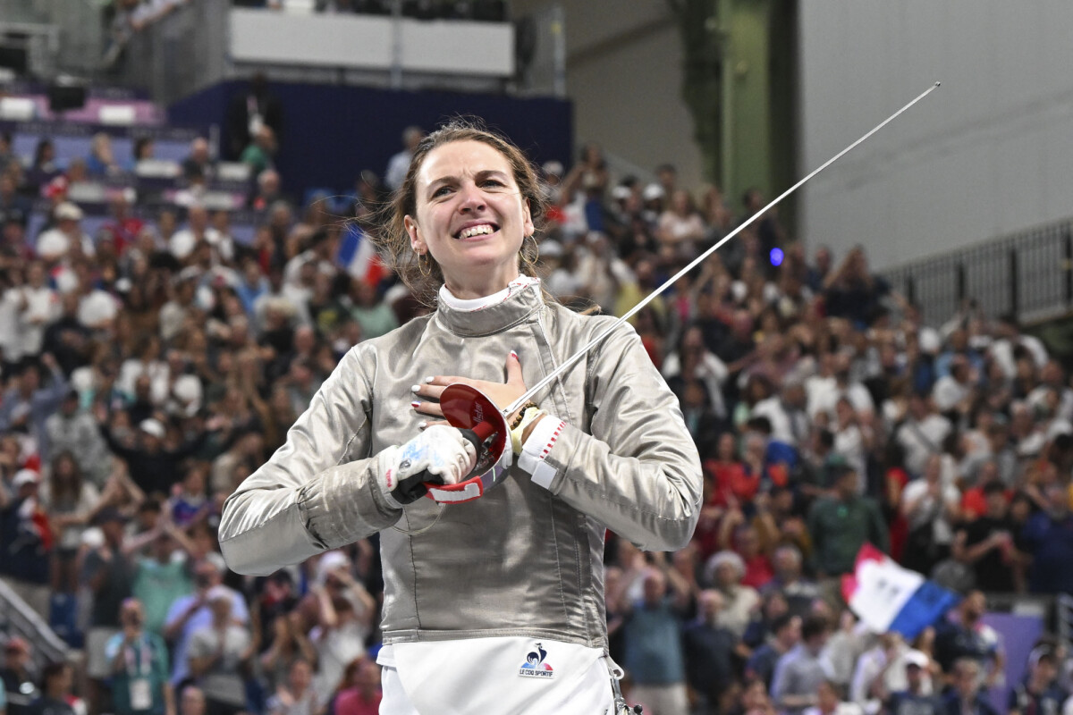 Photo : Manon Apithy-Brunet pendant les épreuves de sabre aux Jeux olympiques de Paris 2024 au ...