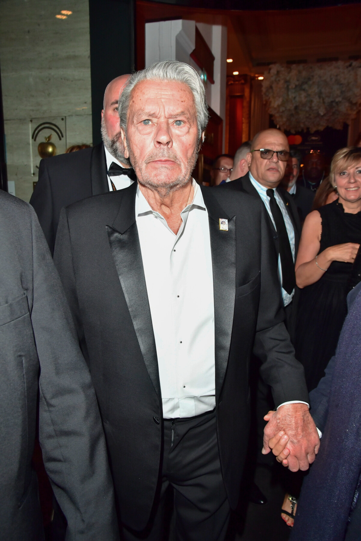 Photo : Alain Delon à la sortie de son hôtel, suivit de sa fille ...