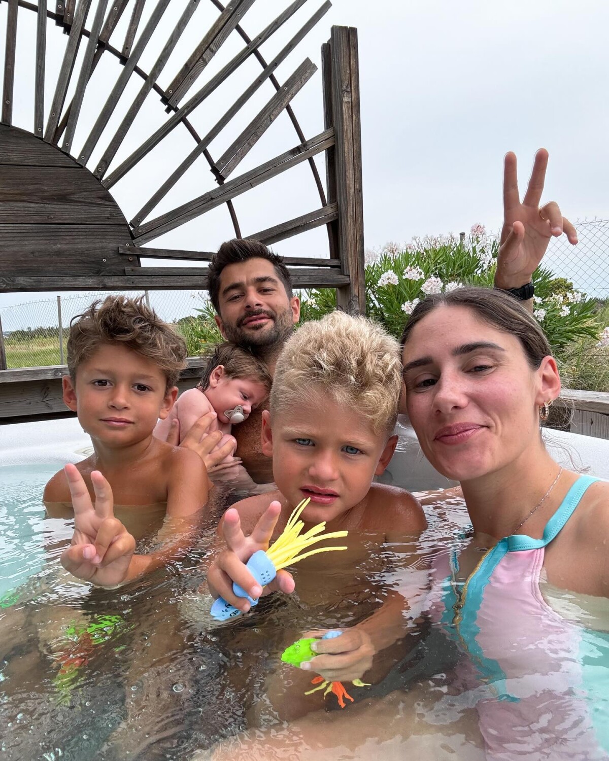Photo : Jesta Hillmann et Benoît Assadi avec leurs fils - Purepeople