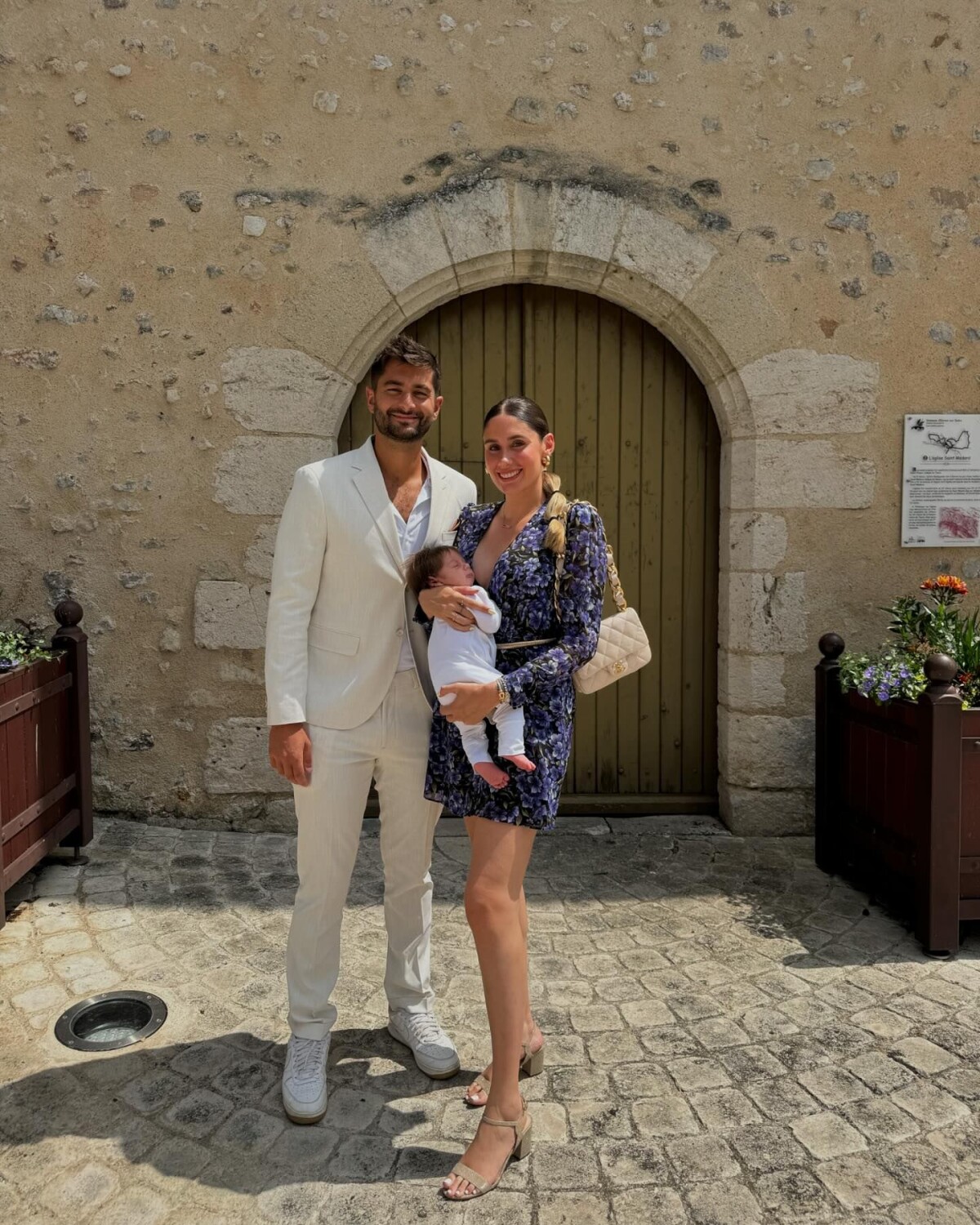 Photo : Jesta et Benoît avec leur fils Bastiann à un mariage - Purepeople
