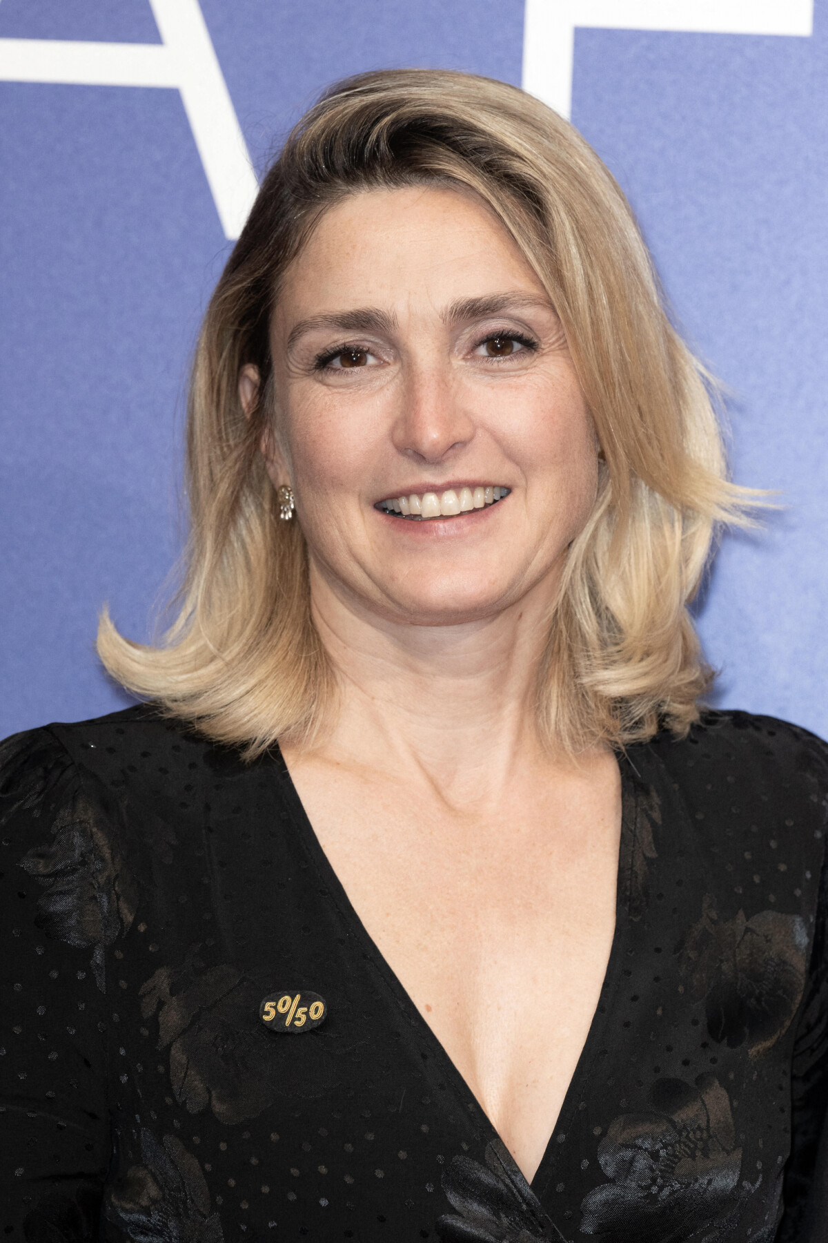 Photo : Rayonnante dans sa robe longue et noire, elle arborait un ...