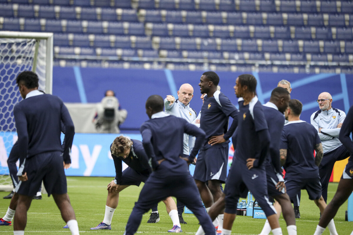 Photo : Guy Stéphan Entraînement de l'équipe de France avant leur match ...