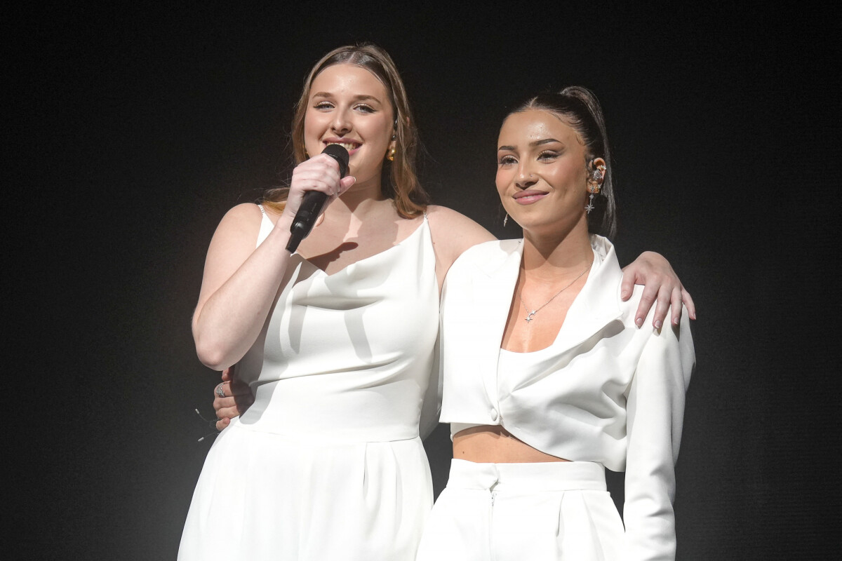 Photo : Héléna Bailly et Lénie Vacher lors du concert de la Star ...