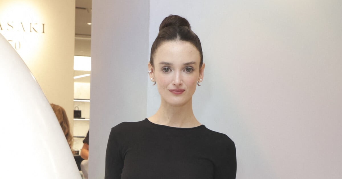 Charlotte Le Bon, stylée en noir, prend la pose avec une top model ...