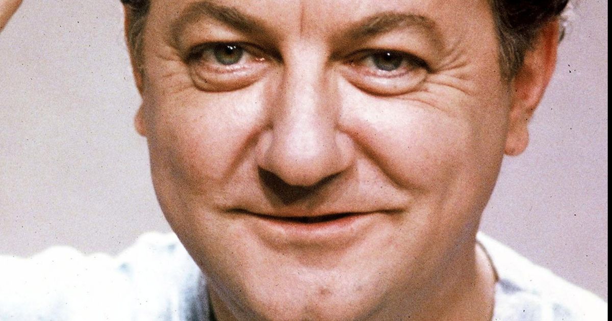 Coluche généreux : son cadeau faramineux à l'Abbé Pierre, "son pote" qu ...