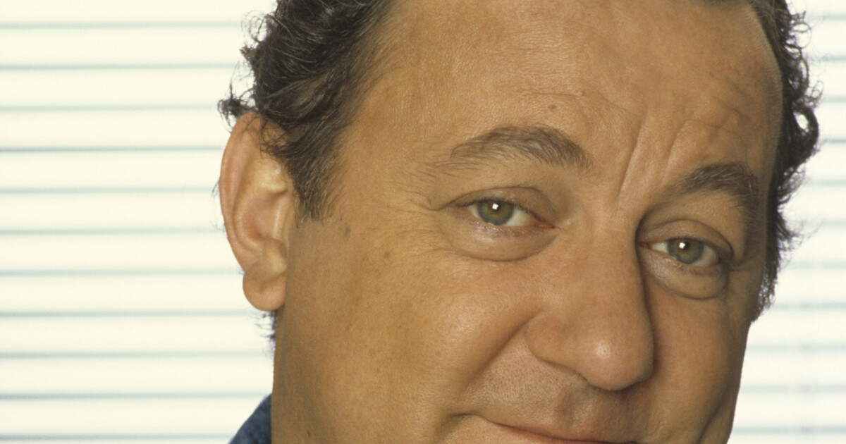 Coluche généreux : son cadeau faramineux à l'Abbé Pierre, "son pote" qu ...