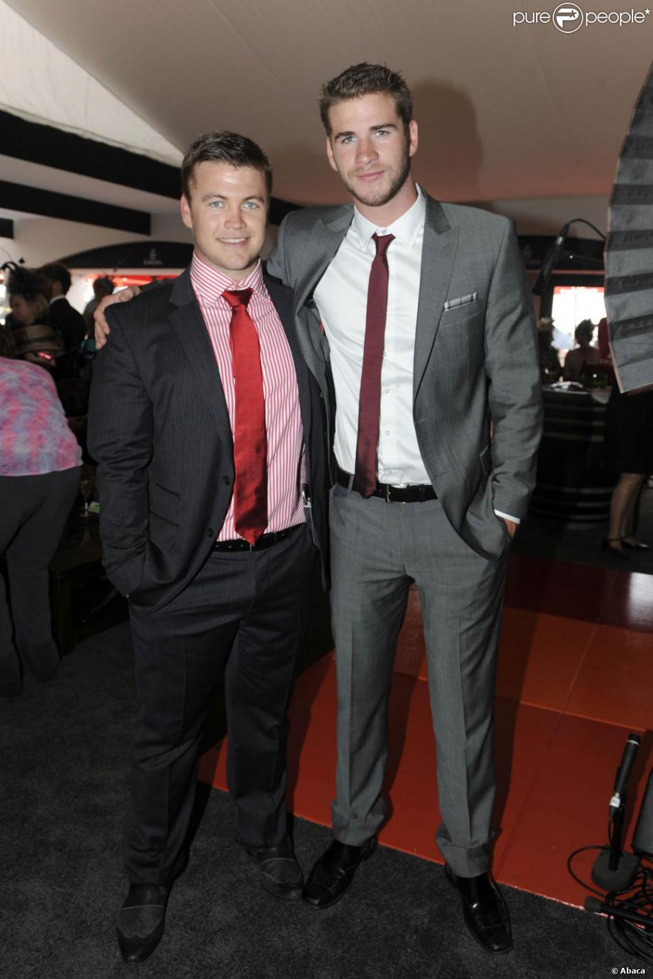 Liam Hemsworth et son frère Luke lors de la Emirates Melbourne Cup ...