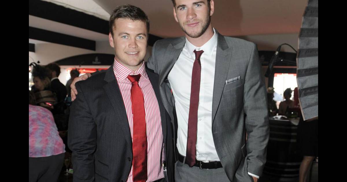 Liam Hemsworth et son frère Luke lors de la Emirates Melbourne Cup ...