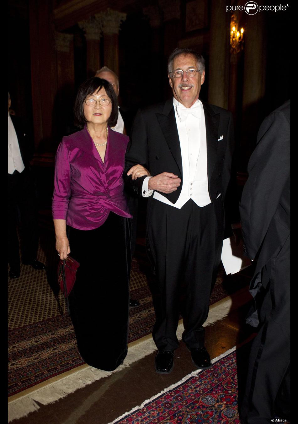 Le prix Nobel d'économie Peter Diamond et son épouse lors du dîner du ...