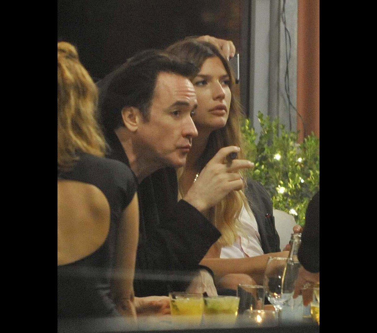 Photo : John Cusack et le mannequin Chloe Bello sur le tournage de ...