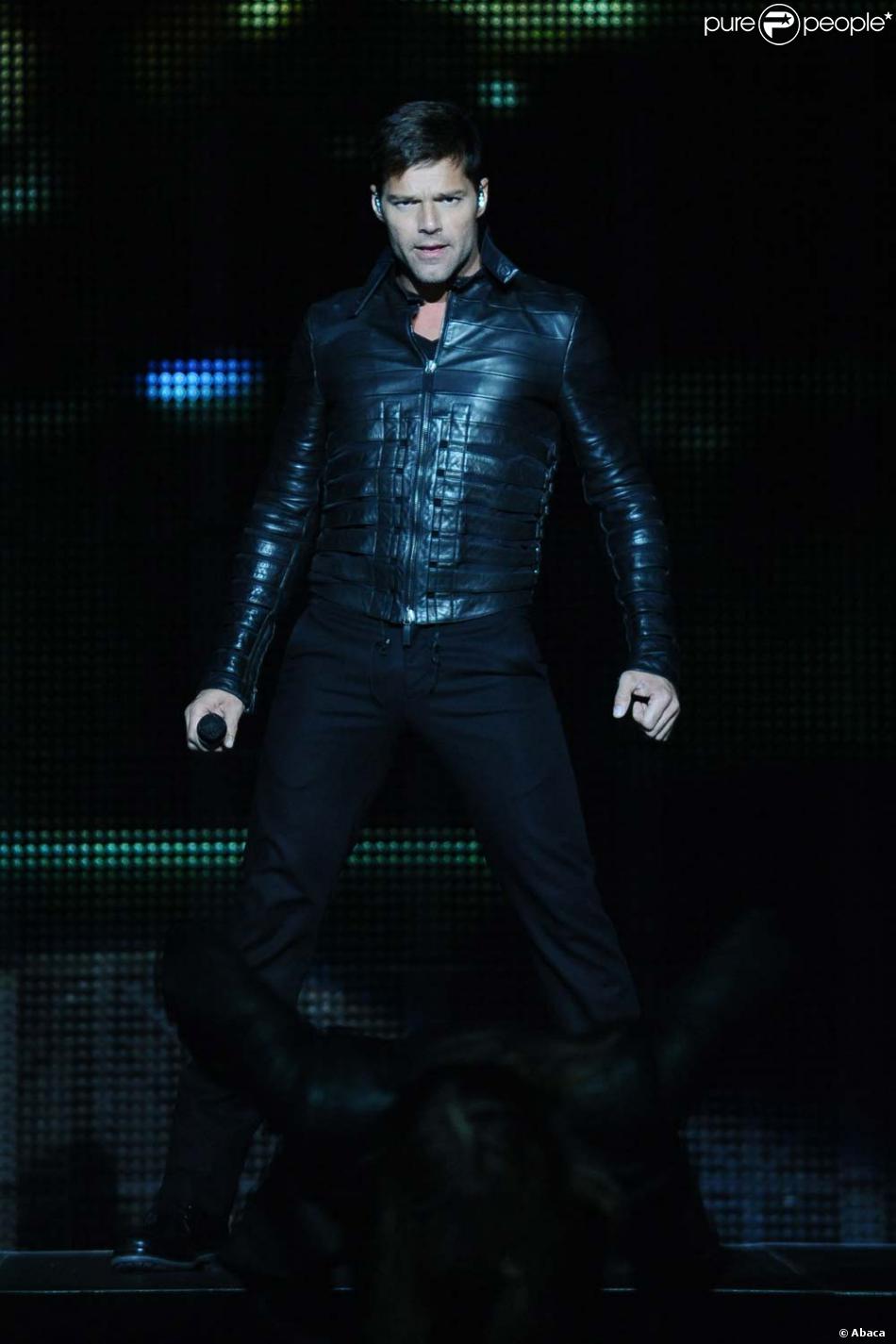 Ricky Martin en concert à Rome, le 2 juillet 2011. En cuir, Ricky est ...