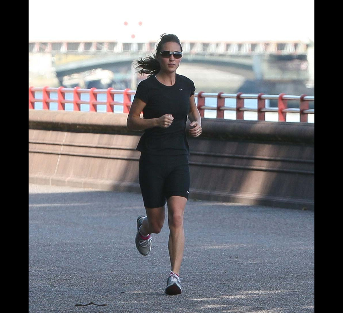 Photo : Pippa Middleton fait son jogging sur les quais de la Tamise, à ...