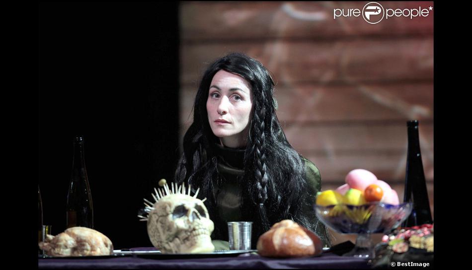 Cécile Paoli dans la pièce Caligula au théâtre de Colombes en novembre ...