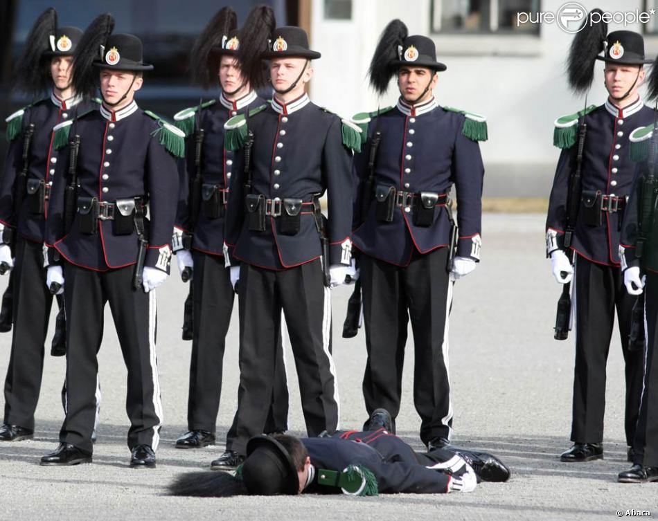 Une scène impressionnante : un garde royal perd connaissance sans que ...