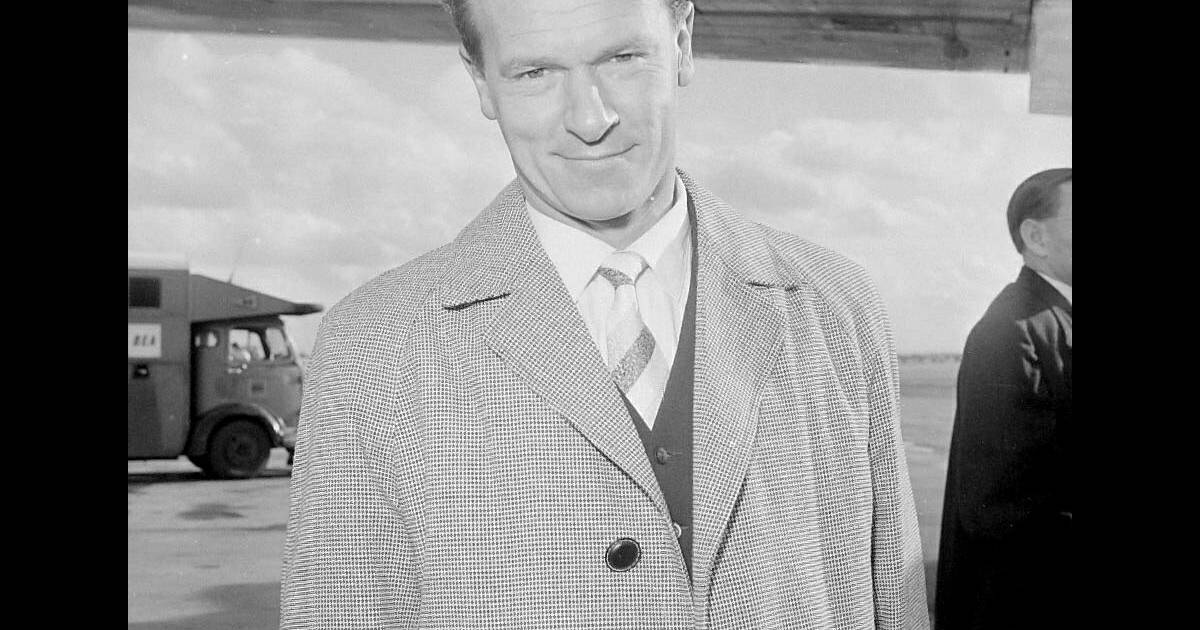 Bert Weedon en 1960 à l'aéroport de Londres. Le guitariste anglais Bert ...