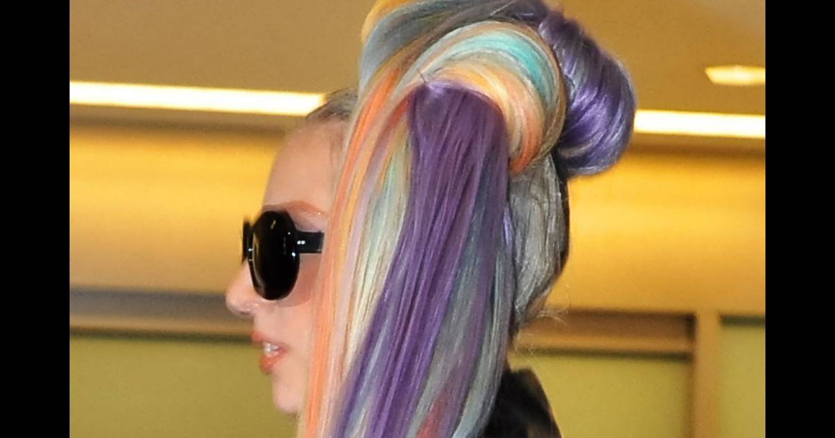 Armée d'une chevelure incroyable, Lady Gaga arrive à l'aéroport de ...