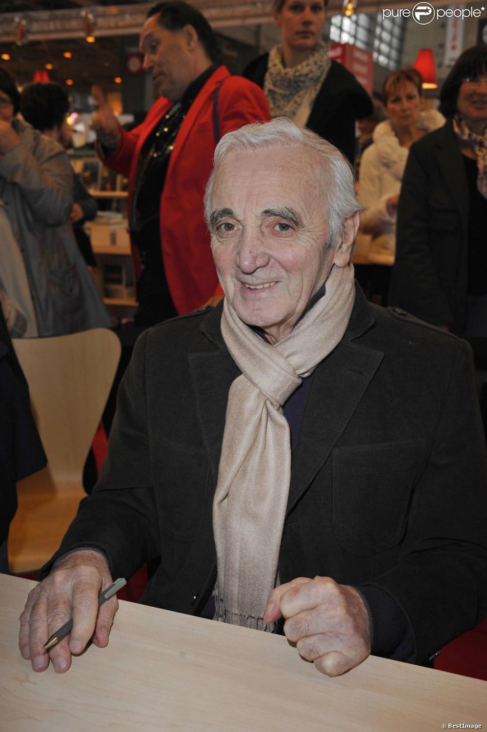 Charles Aznavour au Salon du livre à Paris, le 17 mars 2012. - Purepeople
