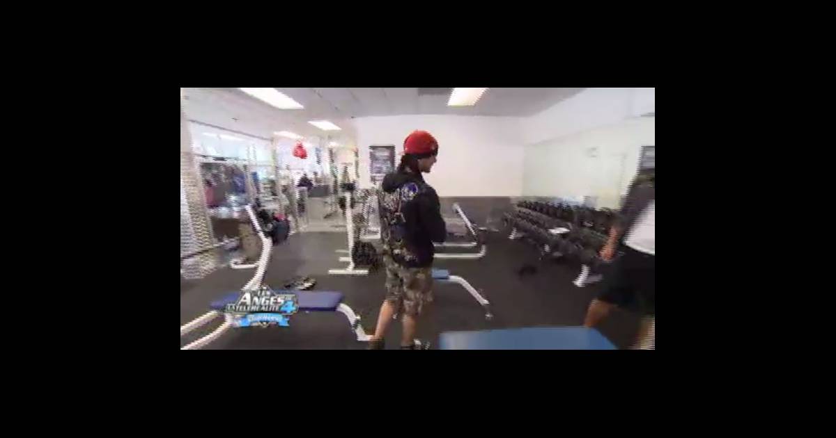 Anthony dans la salle de sport dans les Anges de la télé-réalité 4 ...