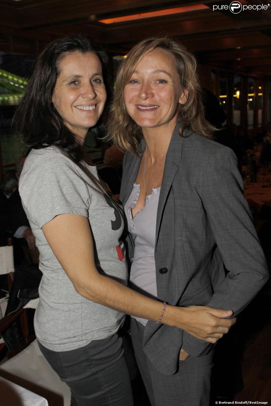 Pascale Pouzadoux et Julie Ferrier lors de la soirée de La Charcuterie ...