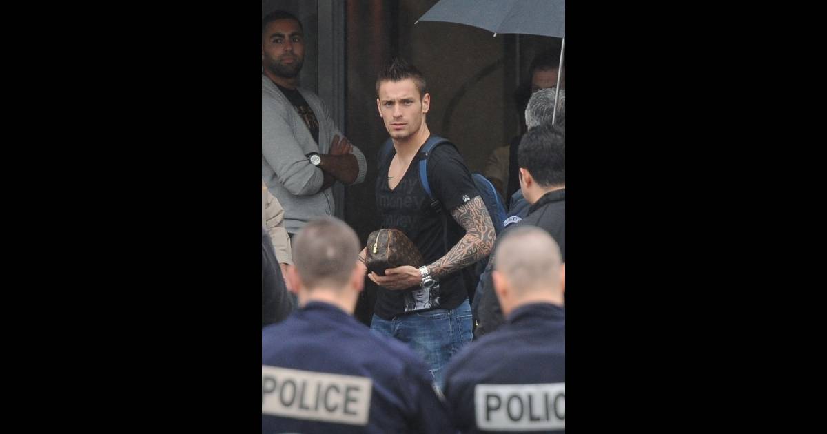 Mathieu Debuchy lors de l'arrivée de l'équipe de France au Bourget le ...