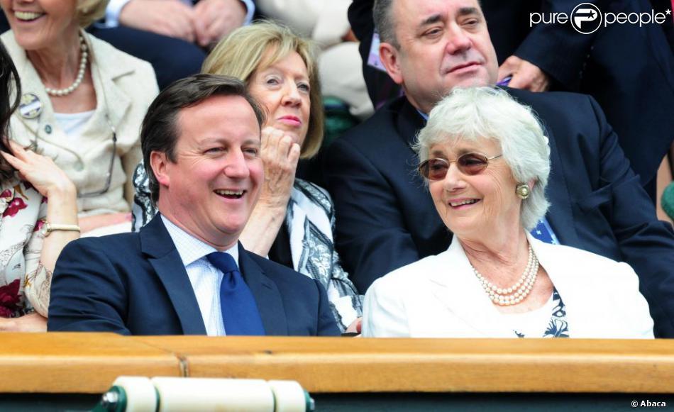 Le Premier ministre britannique David Cameron et sa mère Mary à ...