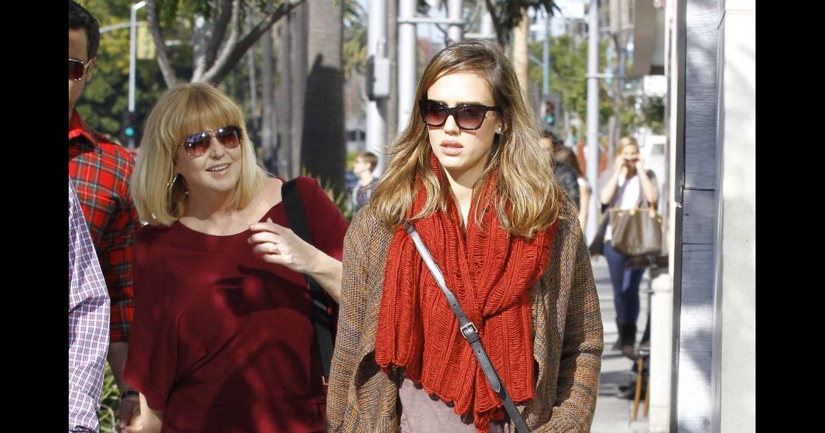 Jessica Alba et sa maman Catherine lors d'une promenade à Los Angeles ...
