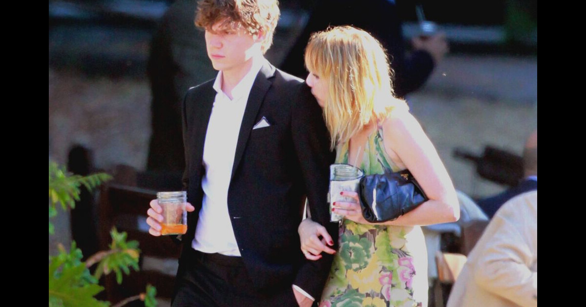 Emma Roberts profite d'un beau mariage pour présenter son nouvel homme ...