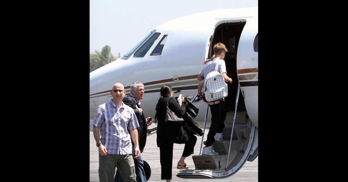 Justin Bieber embarque dans un jet privé avec son adorable petit frère ...