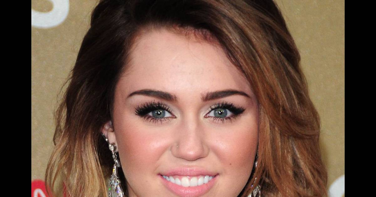Miley Cyrus avec un ombré hair et des cheveux longs tressés - Purepeople