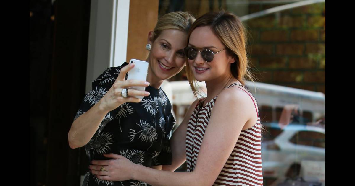 Photo souvenir pour Kelly Rutherford et Kaylee DeFer sur le tournage de ...