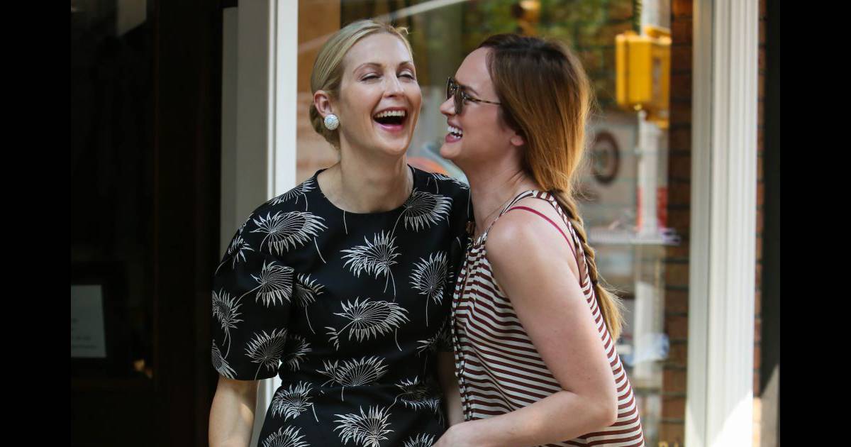 Kellhy Rutherford et Kaylee DeFer se relâchent entre deux prises sur le ...