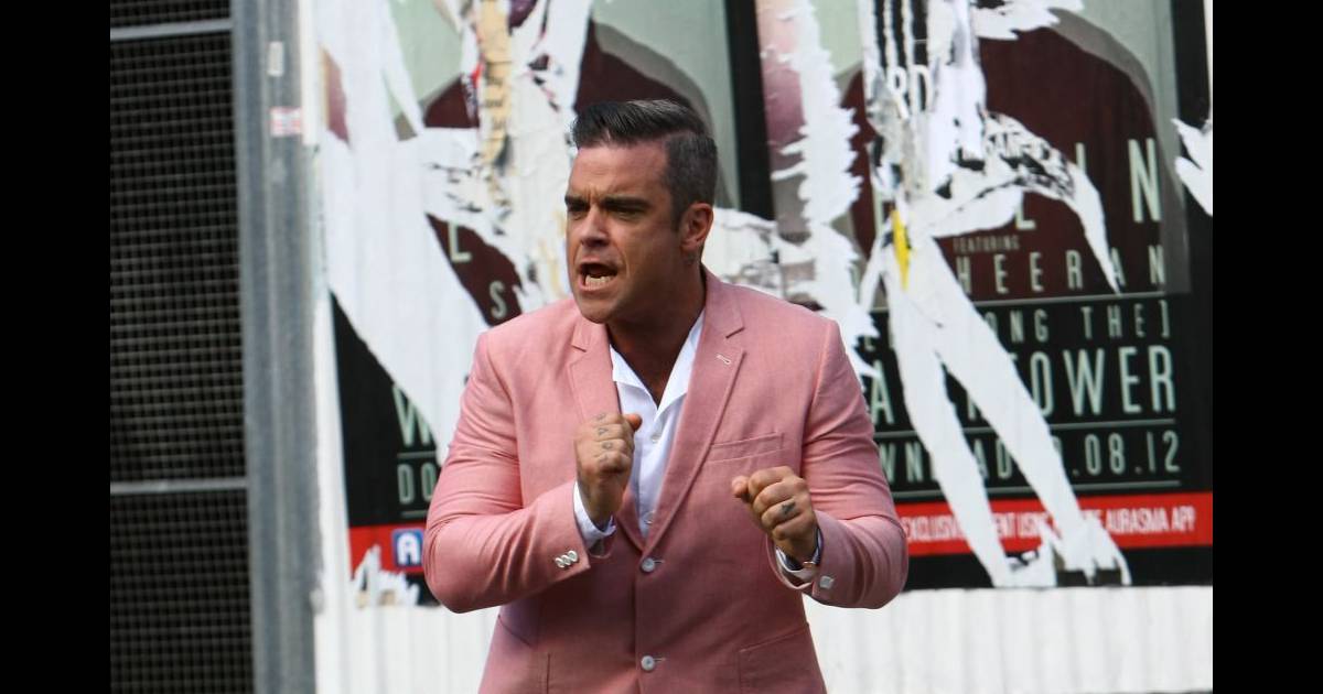 Robbie Williams sur le tournage du clip Candy à Londres, le 17 août ...