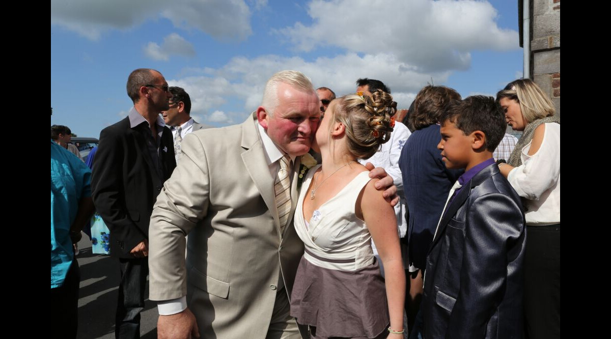 Photo : Charlène, la fille de Thierry, est ravie au mariage de son papa ...