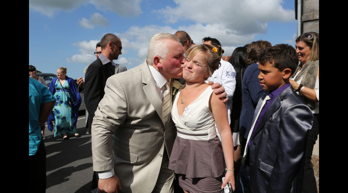 Photo : Charlène, la fille de Thierry, assiste avec bonheur au mariage ...