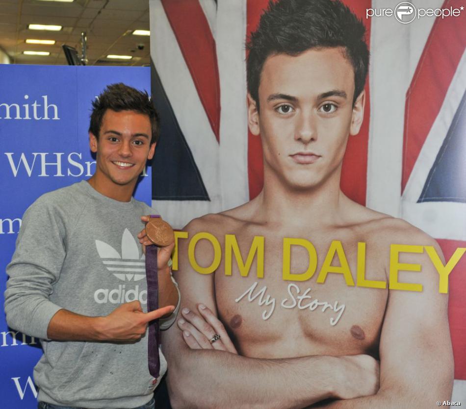 Tom Daley lors d'une séance de dédicace chez WH Smiths à Bristol le 17 ...