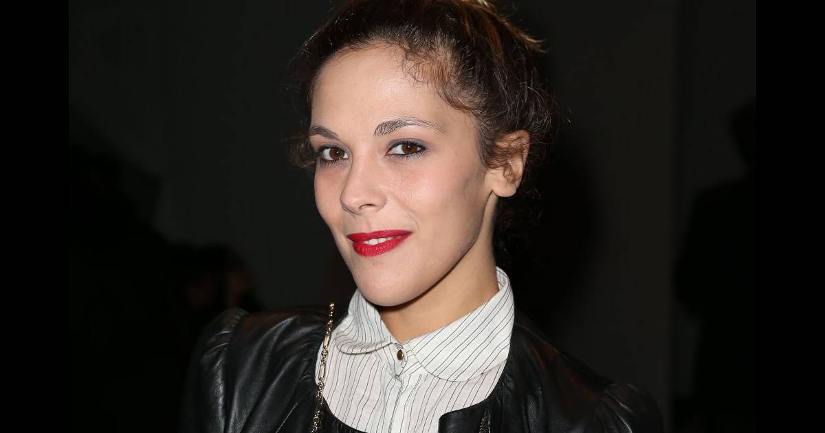 Alysson Paradis assiste au défilé printemps-été 2013 de Vanessa Bruno ...