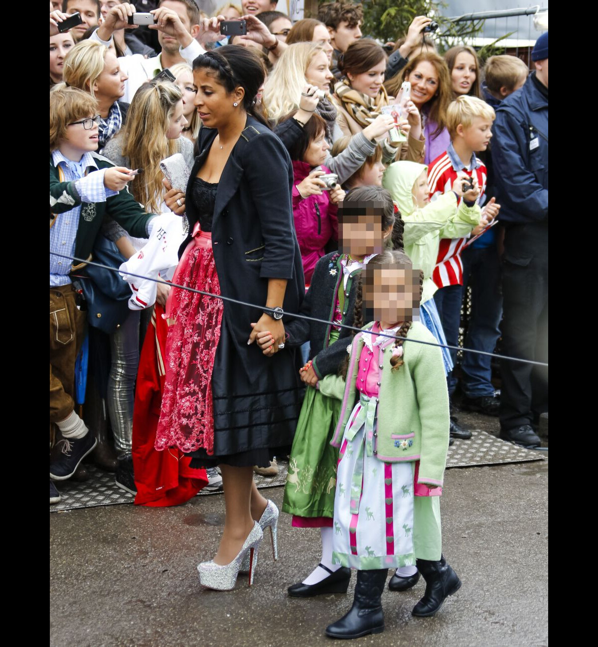 Photo : Wahiba Ribéry avec ses filles Hiziya et Shahinez le 7 octobre ...