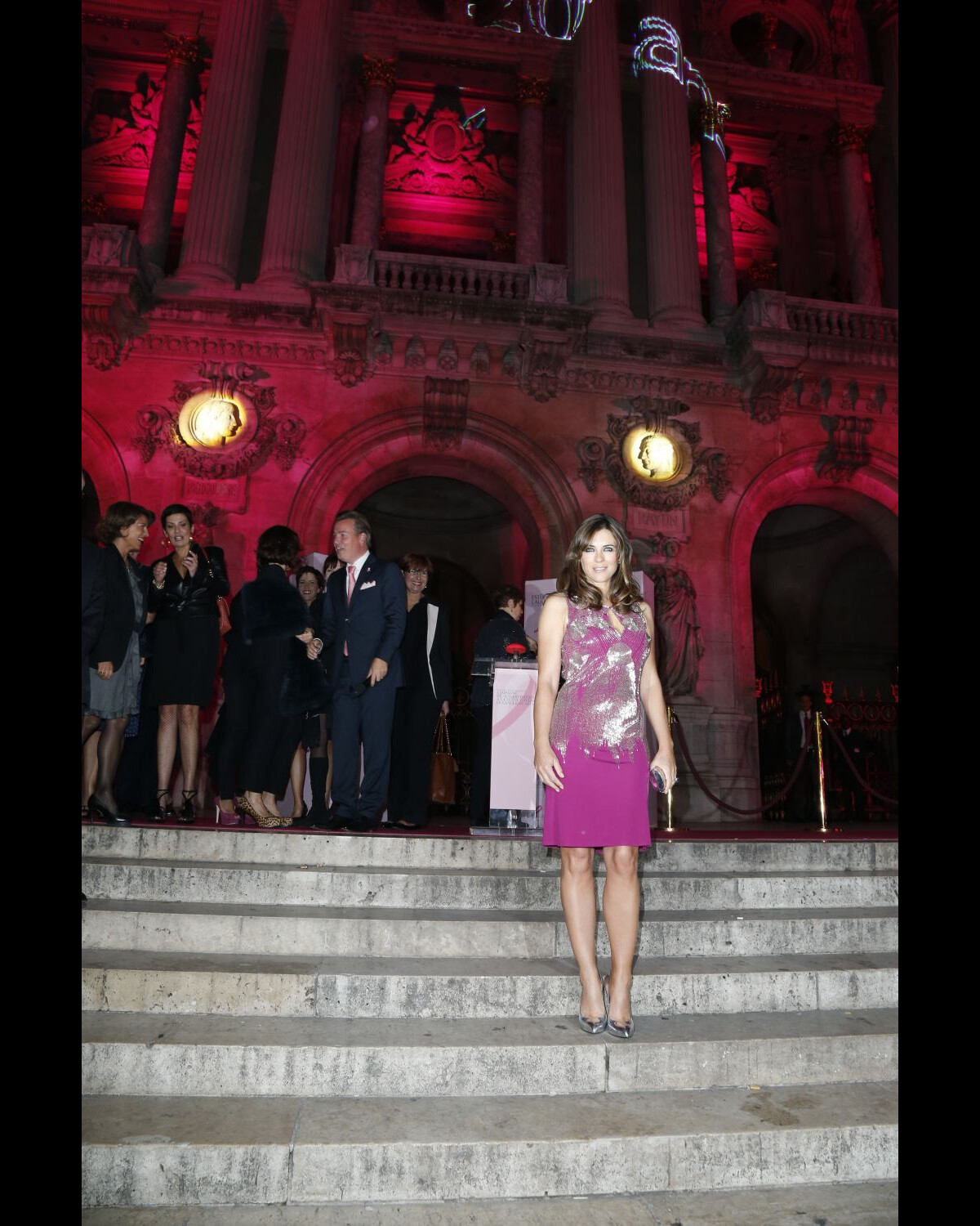 Photo : Elizabeth Hurley devant l'opéra Garnier illuminé de rose pour ...