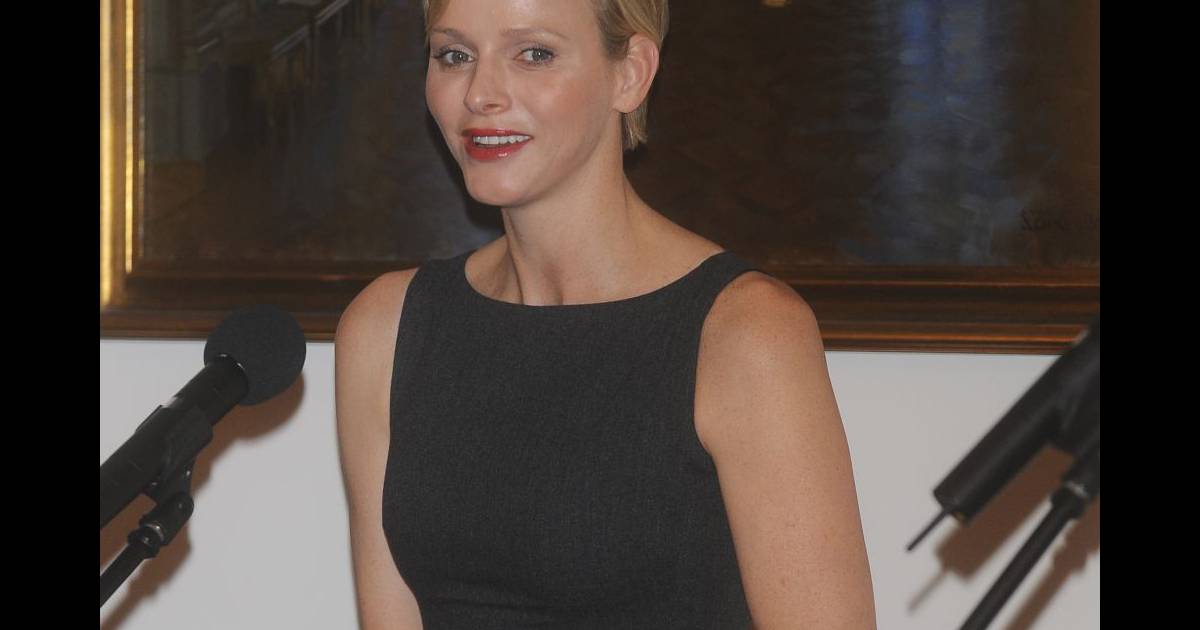 La princesse Charlene élégante au côté du prince Albert à Varsovie ...