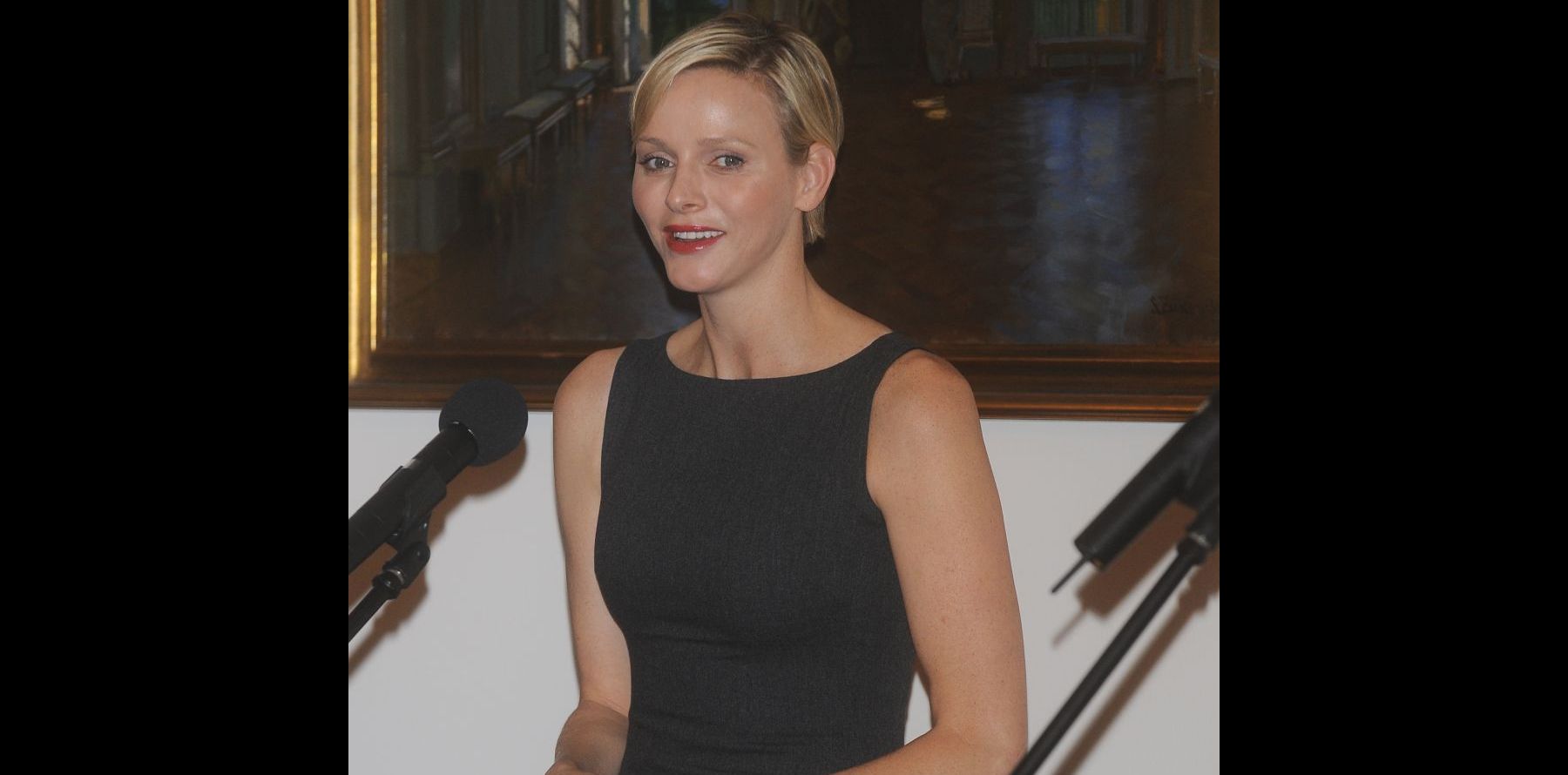 La princesse Charlene élégante au côté du prince Albert à Varsovie ...