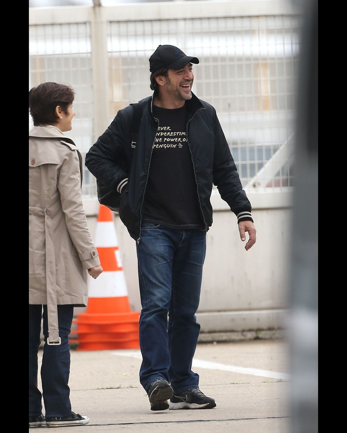 Photo : Javier Bardem, heureux de débarquer à Paris avec son fils Leo ...