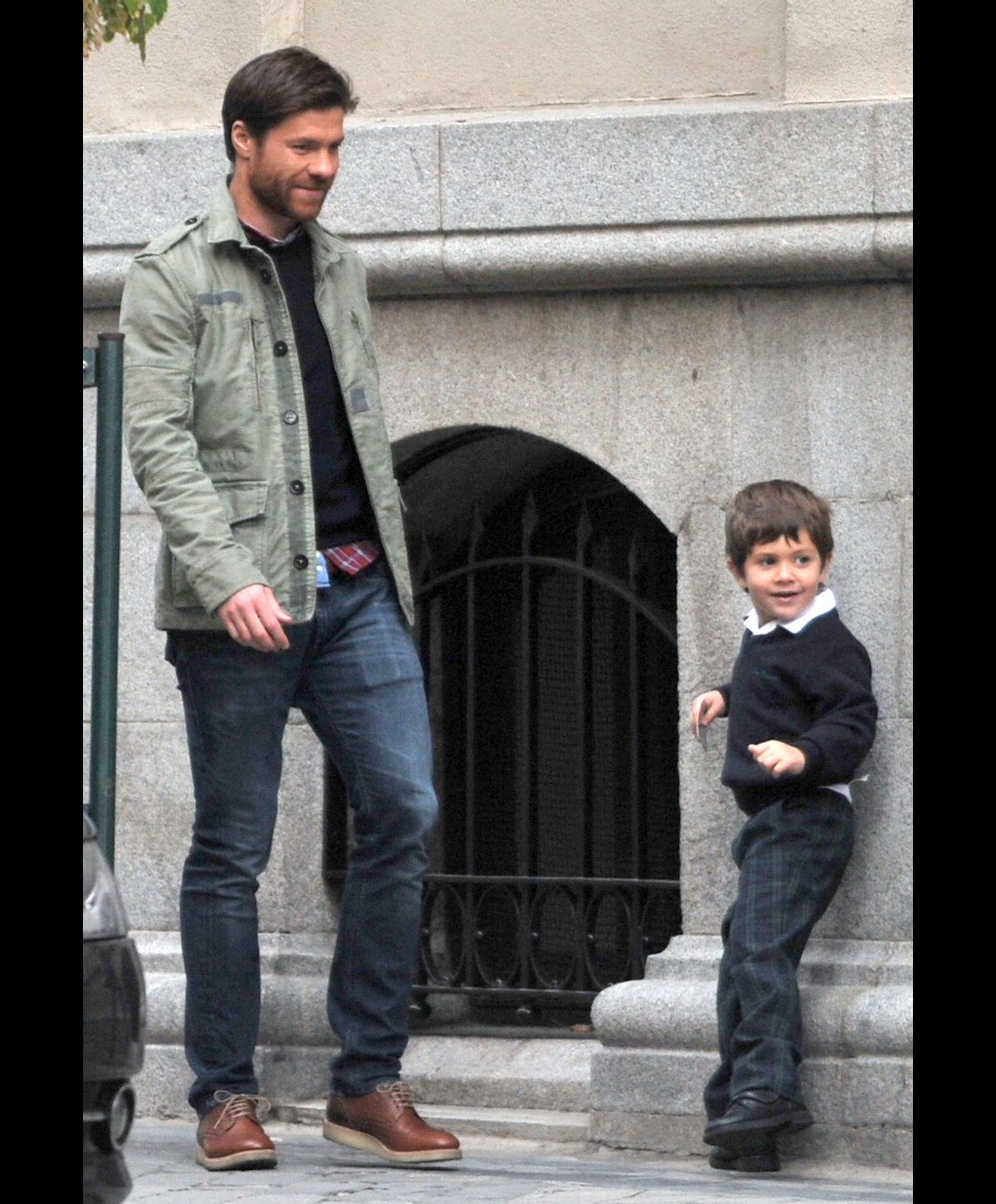 Photo : Xabi Alonso heureux devant son fils Jontxu dans les rues de ...