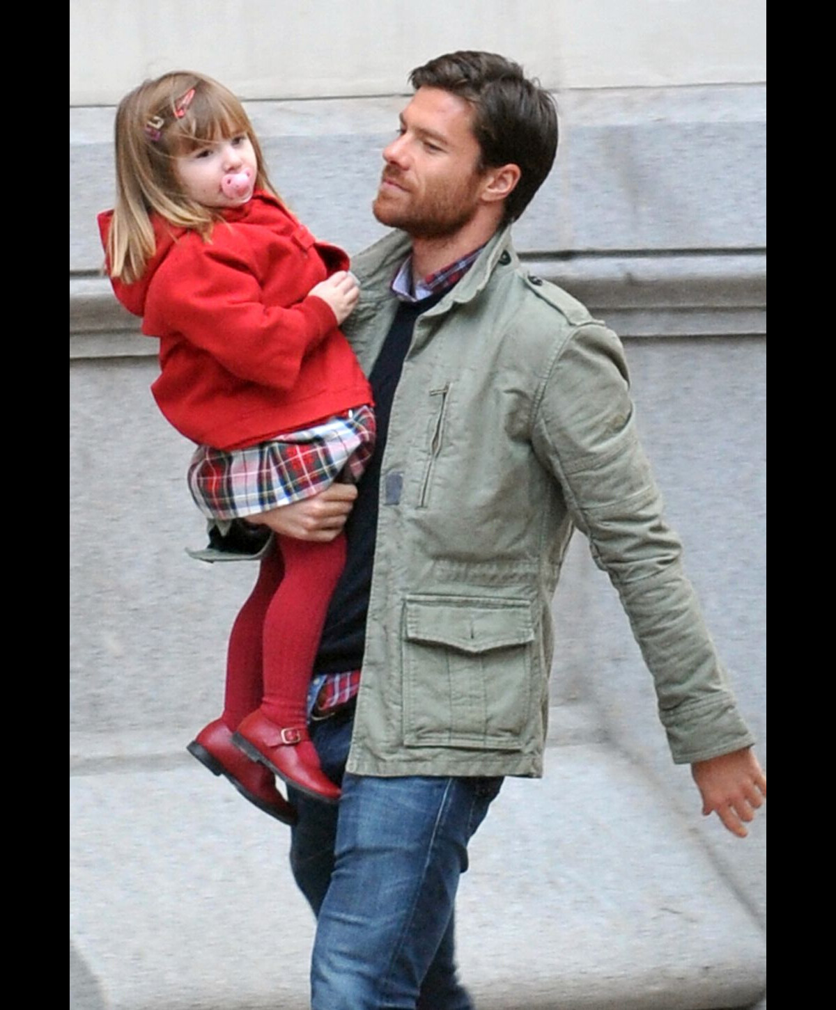 Photo : Xabi Alonso et sa petite Ane dans les rues de Madrid le 5 ...