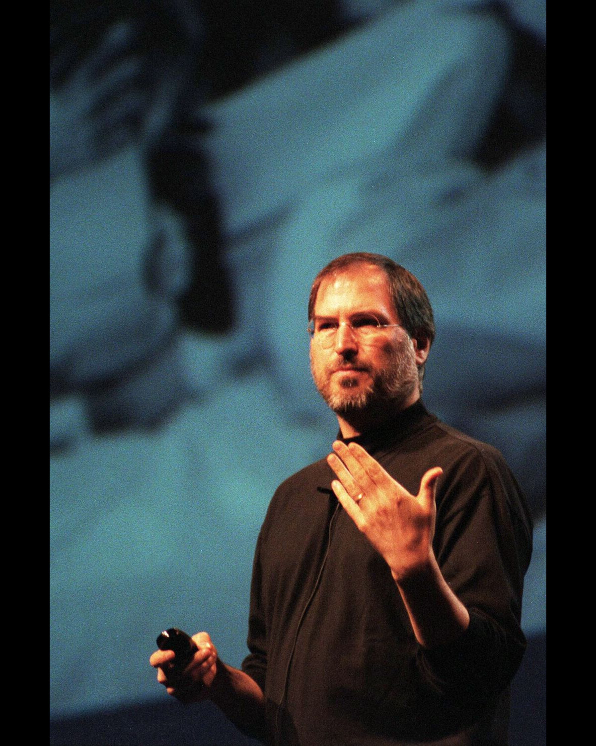 Photo : En 1998, Steve Jobs présente iMac dans une très fameuse keynote ...