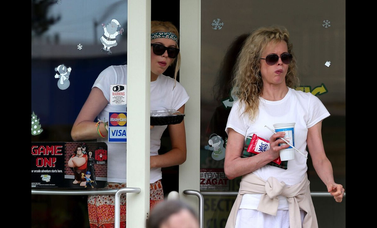Photo : Kim Basinger à Hawaï avec sa fille Ireland Baldwin et le petit ...