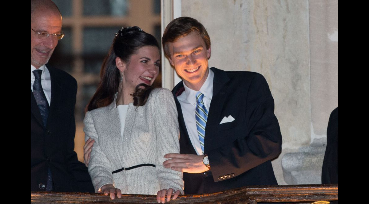 Photo : Les jeunes mariés radieux au balcon, devant la place Stanislas ...
