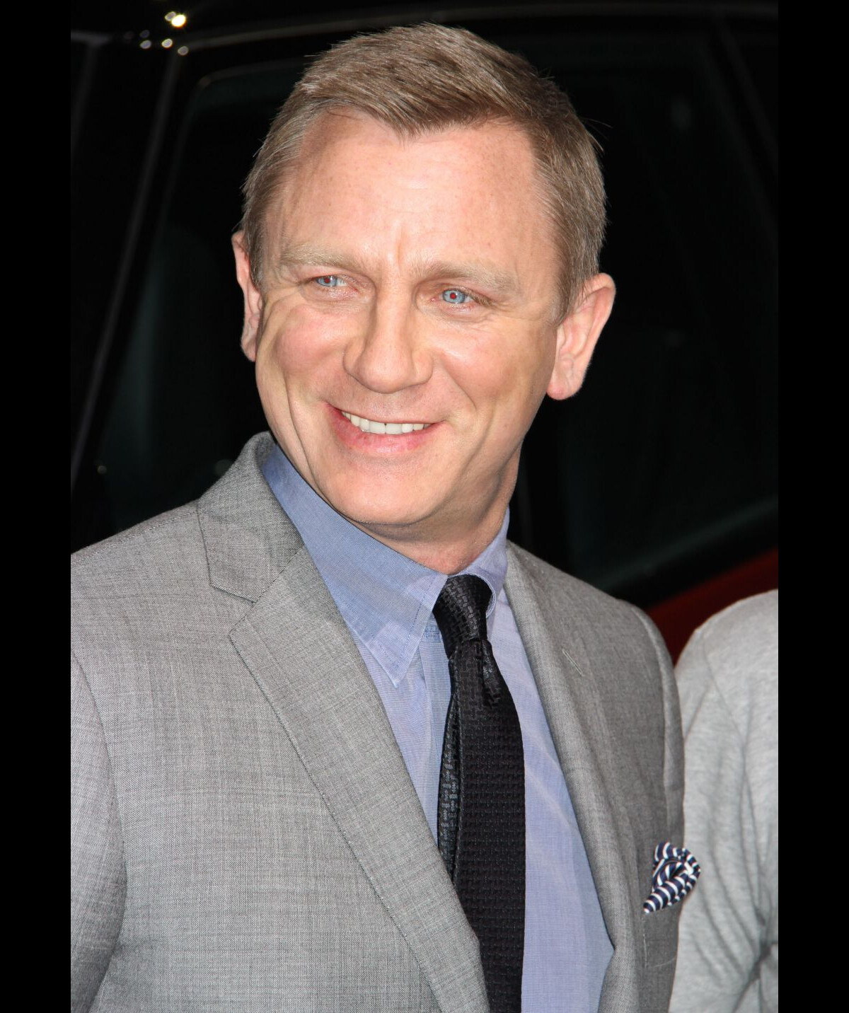 Photo : Daniel Craig souriant au Salon de l'auto de New York le 26 mars ...
