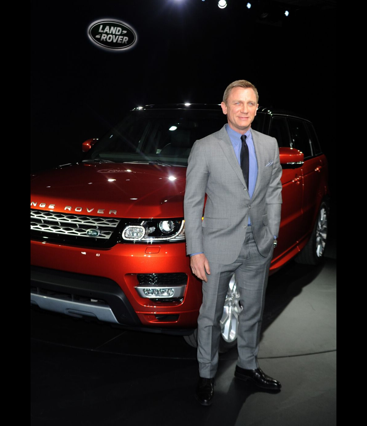 Photo : Daniel Craig devant l'élégant Range Rover Sport au Salon de l ...