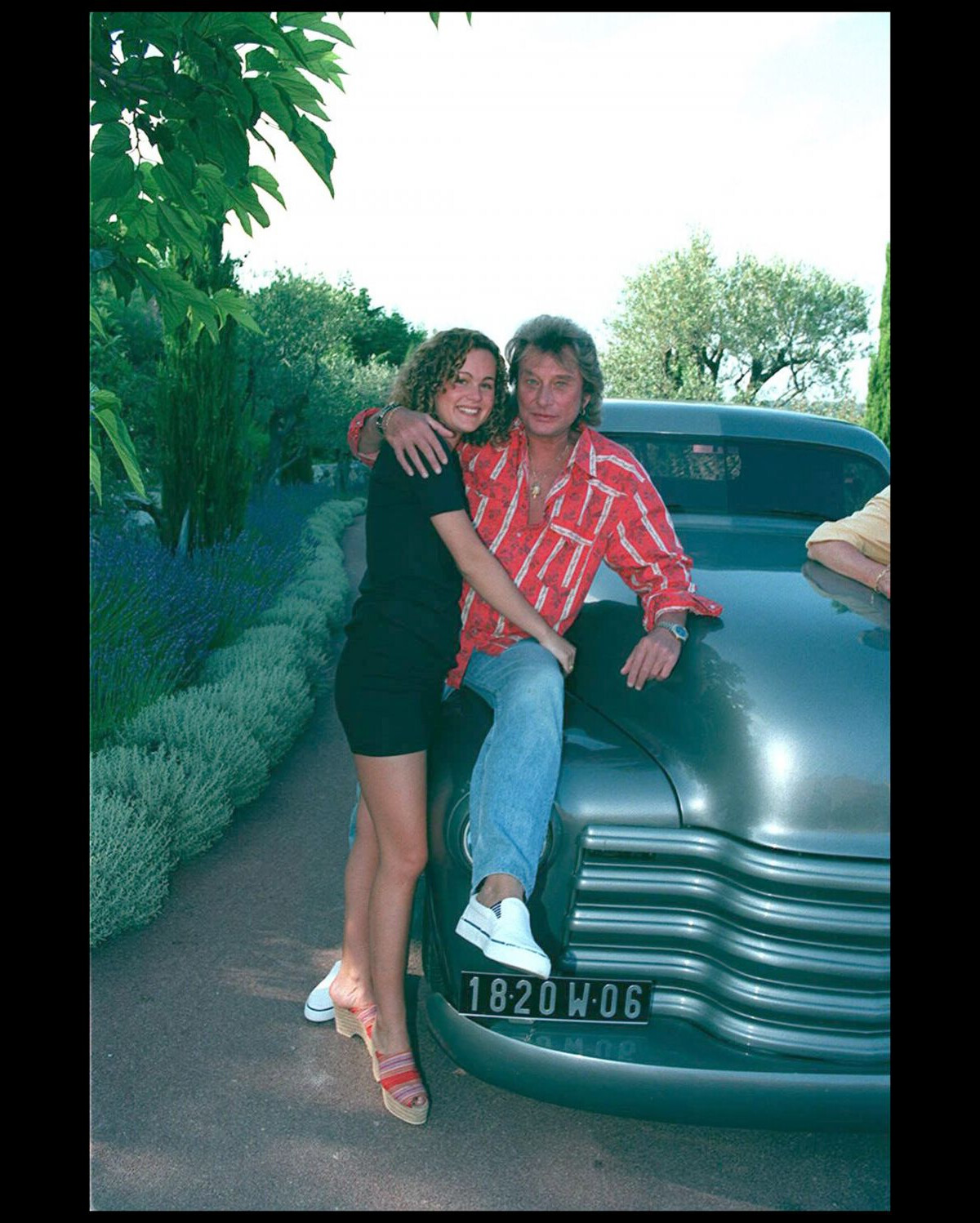 Photo : Johnny Hallyday et Laeticia posent dans la grande allée de la Lorada à Ramatuelle, le 20 ...